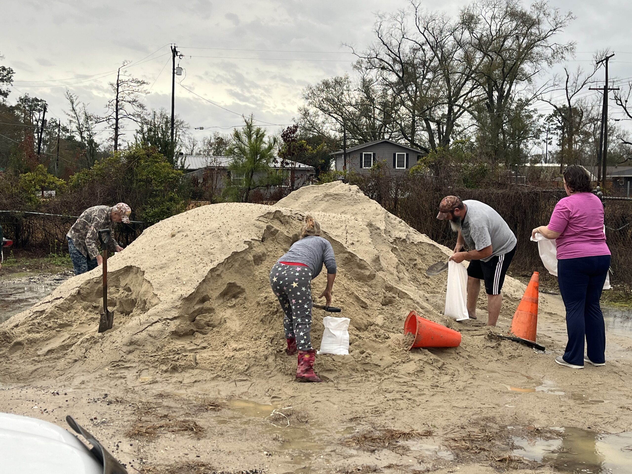 PHOTO GALLERY: Residents load bags of sand as rainfall drips around ...