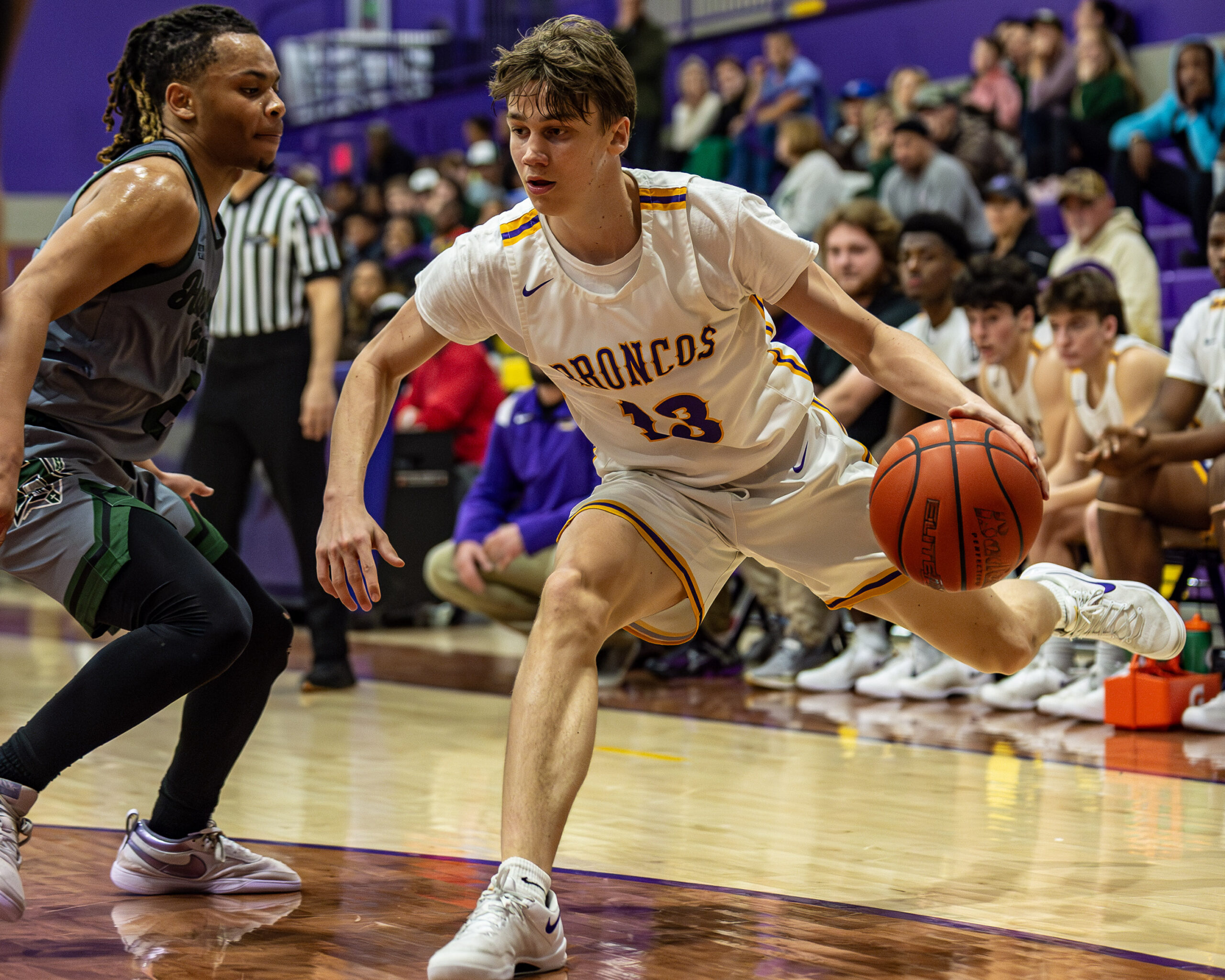 Broncos use defense to stop Warriors | American Press